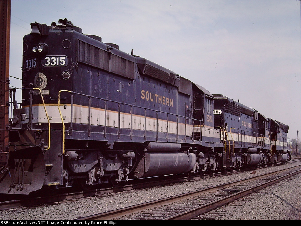 Southern SD45 Arrival Northbound (and a SD40-2)
